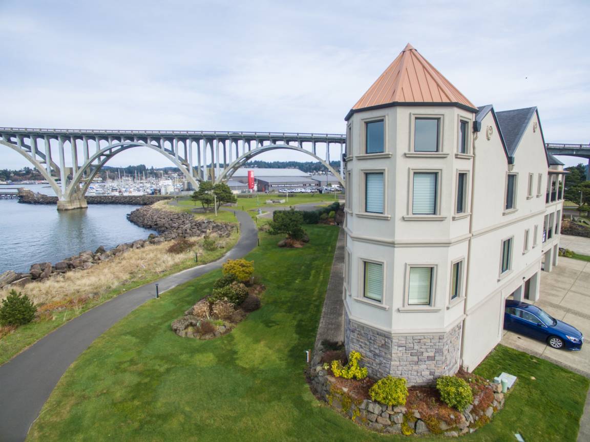 173 M² Condo ∙ 2 Bedrooms ∙ 6 Guests - Toledo, OR