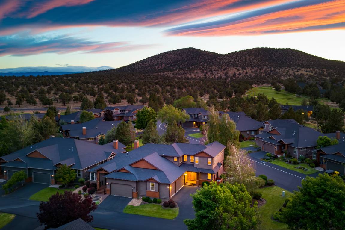 211 M² House ∙ 4 Bedrooms ∙ 10 Guests - Redmond, OR