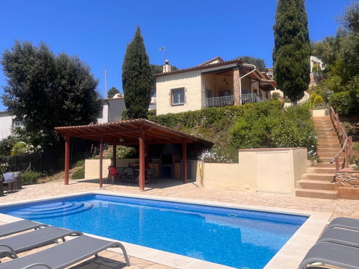 150 M² Villa ∙ 4 Bedrooms ∙ 8 Guests - Begur