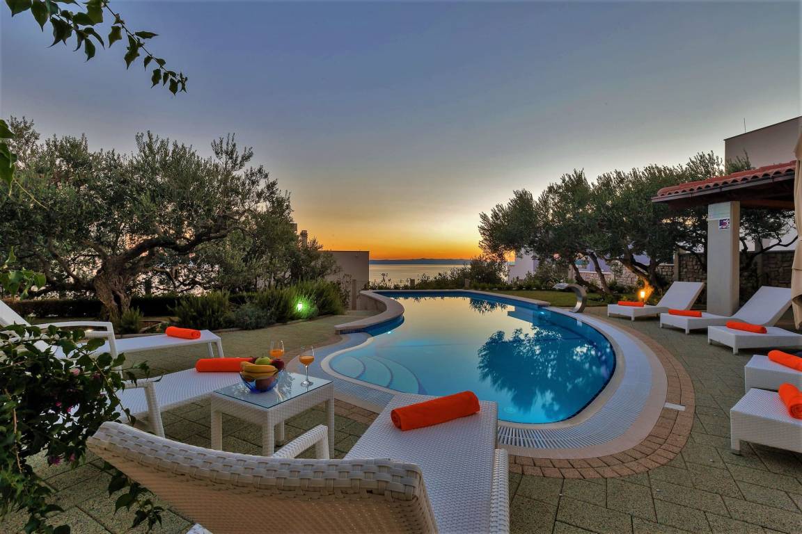 264 M² Villa ∙ 5 Schlafzimmer ∙ 10 Gäste - Makarska