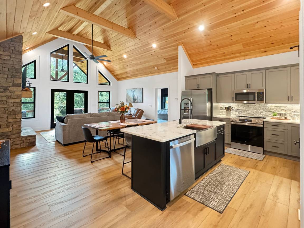 Cabin ∙ 2 Bedrooms ∙ 4 Guests - Nottely Lake, GA