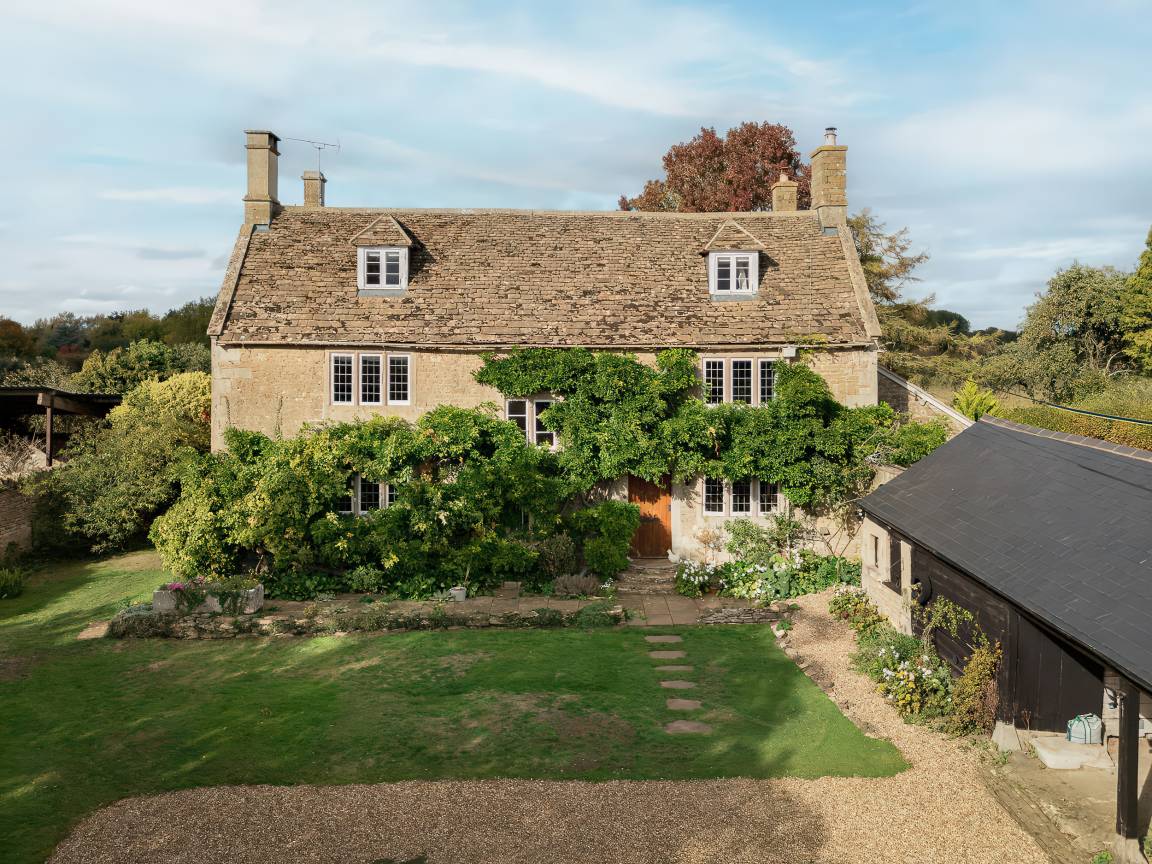 Cottage ∙ 8 Bedrooms ∙ 18 Guests - Chippenham