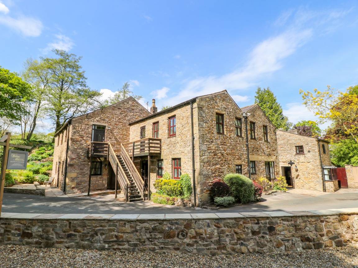 Cottage ∙ 9 Bedrooms ∙ 22 Guests - England