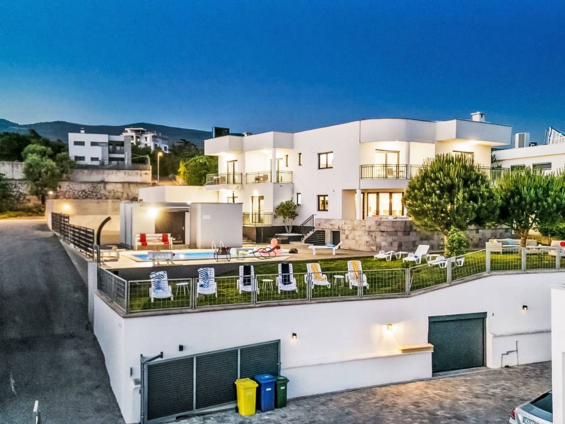 400 M² Ferienhaus ∙ 10 Schlafzimmer ∙ 20 Gäste - Dramalj