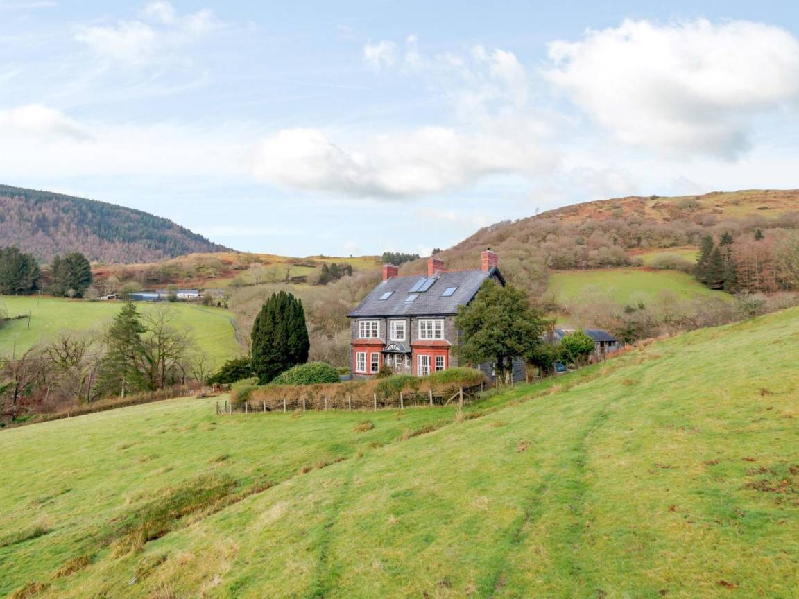 Cottage ∙ 7 Bedrooms ∙ 14 Guests - Dolgellau