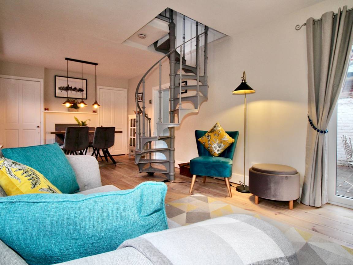 56 M² House ∙ 2 Bedrooms ∙ 4 Guests - Canterbury