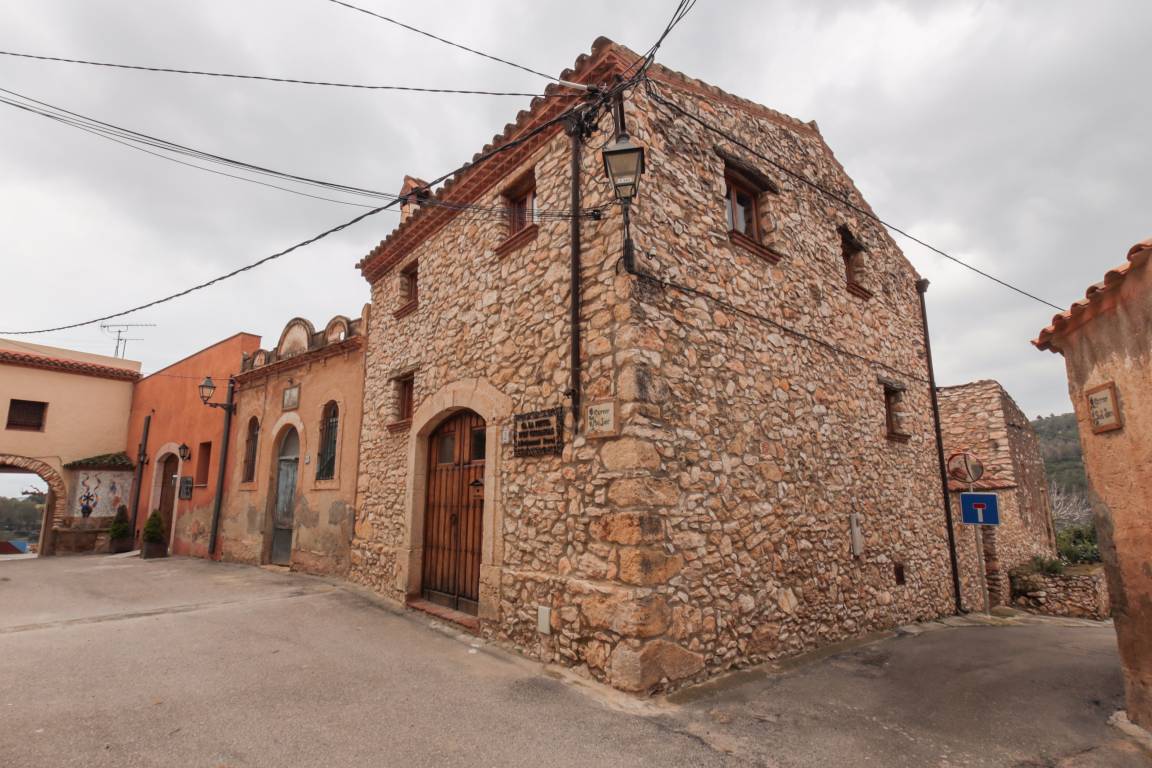 150 M² Casa Rural ∙ 5 Habitaciones ∙ 10 Huéspedes - Tarragona, España