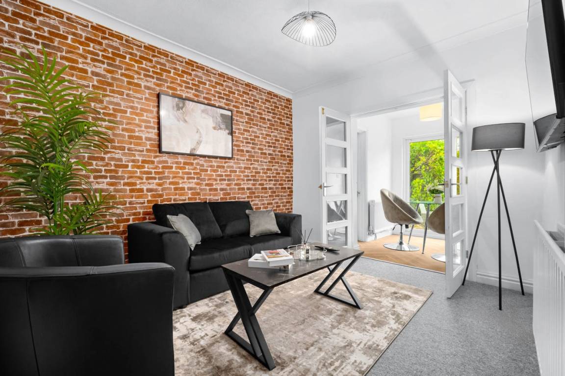 200 M² House ∙ 4 Bedrooms ∙ 8 Guests - Birmingham