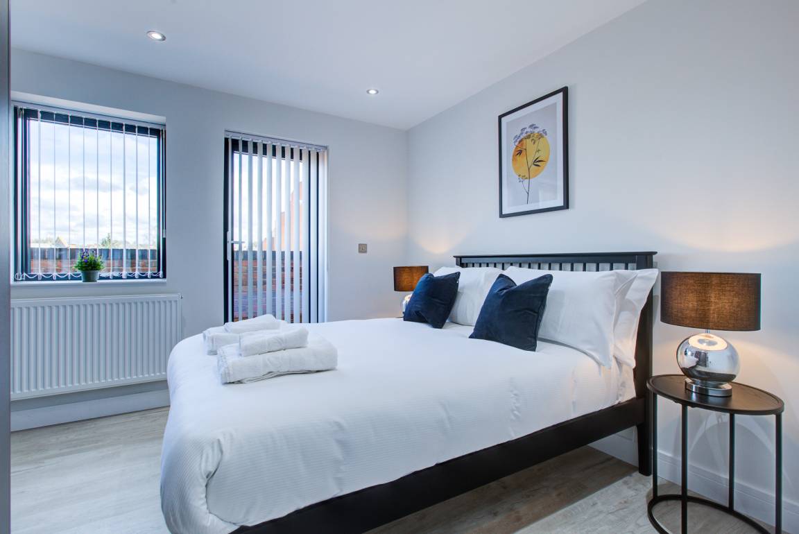 90 M² Apartment ∙ 2 Bedrooms ∙ 4 Guests - Ruislip Lido Beach