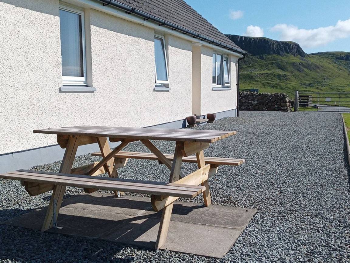 99 M² House ∙ 1 Bedroom ∙ 5 Guests - Uig