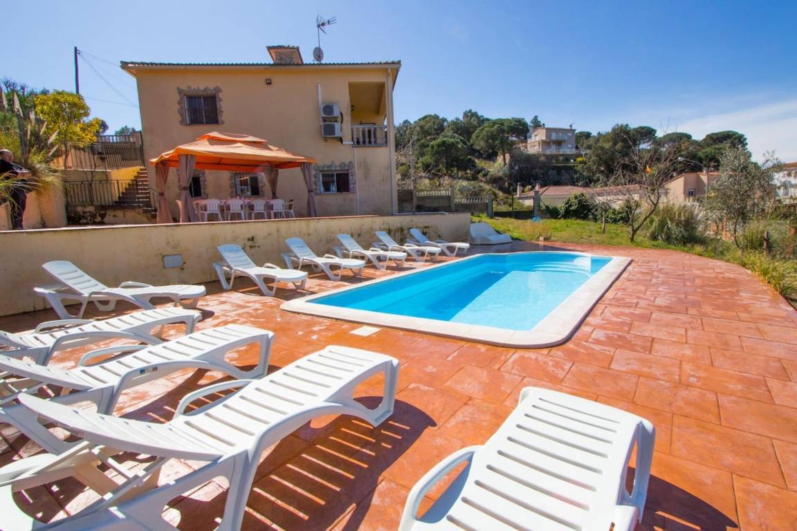 250 M² Villa ∙ 4 Bedrooms ∙ 10 Guests - Blanes