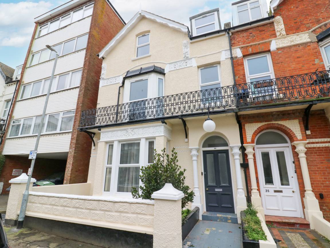 Cottage ∙ 7 Bedrooms ∙ 14 Guests - Kent