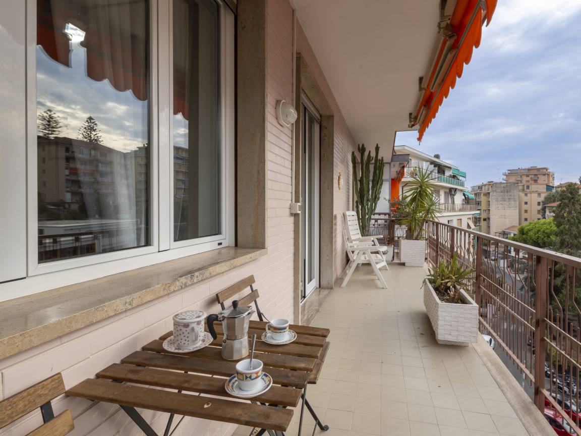 90 M² Huoneisto ∙ 2 Makuuhuonetta ∙ 5 Vierasta - Sanremo