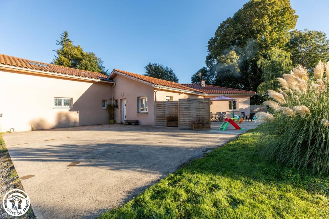 130 M² Gîte ∙ 4 Bedrooms ∙ 8 Guests - Auvergne