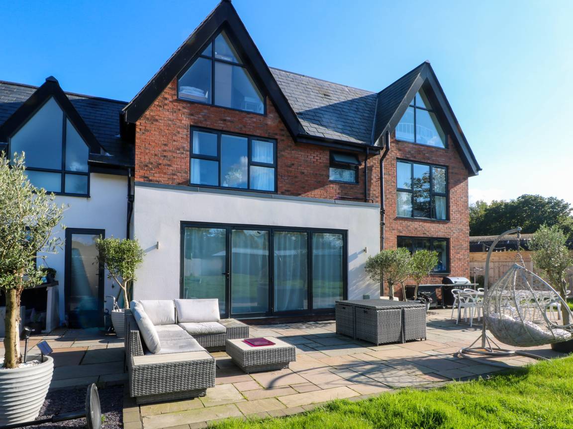 Cottage ∙ 7 Bedrooms ∙ 16 Guests - Wirral