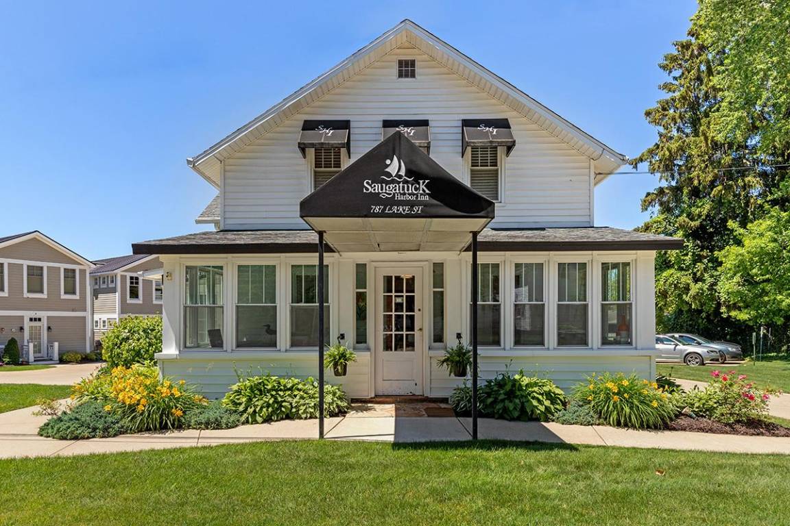 399 M² Villa ∙ 7 Bedrooms ∙ 14 Guests - Saugatuck, MI