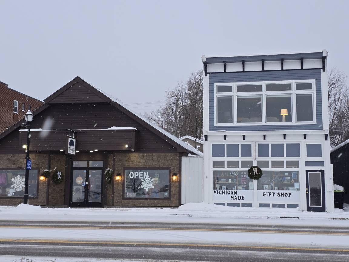 121 M² Condo ∙ 2 Bedrooms ∙ 4 Guests - Mackinac Island, MI