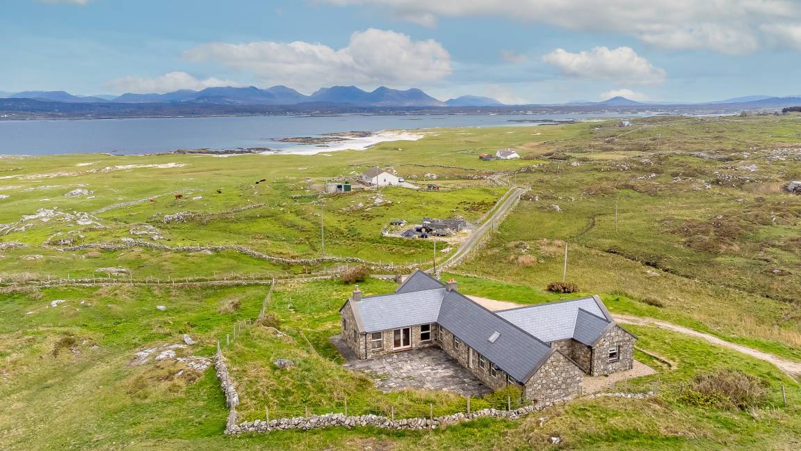232 M² House ∙ 4 Bedrooms ∙ 8 Guests - Clifden
