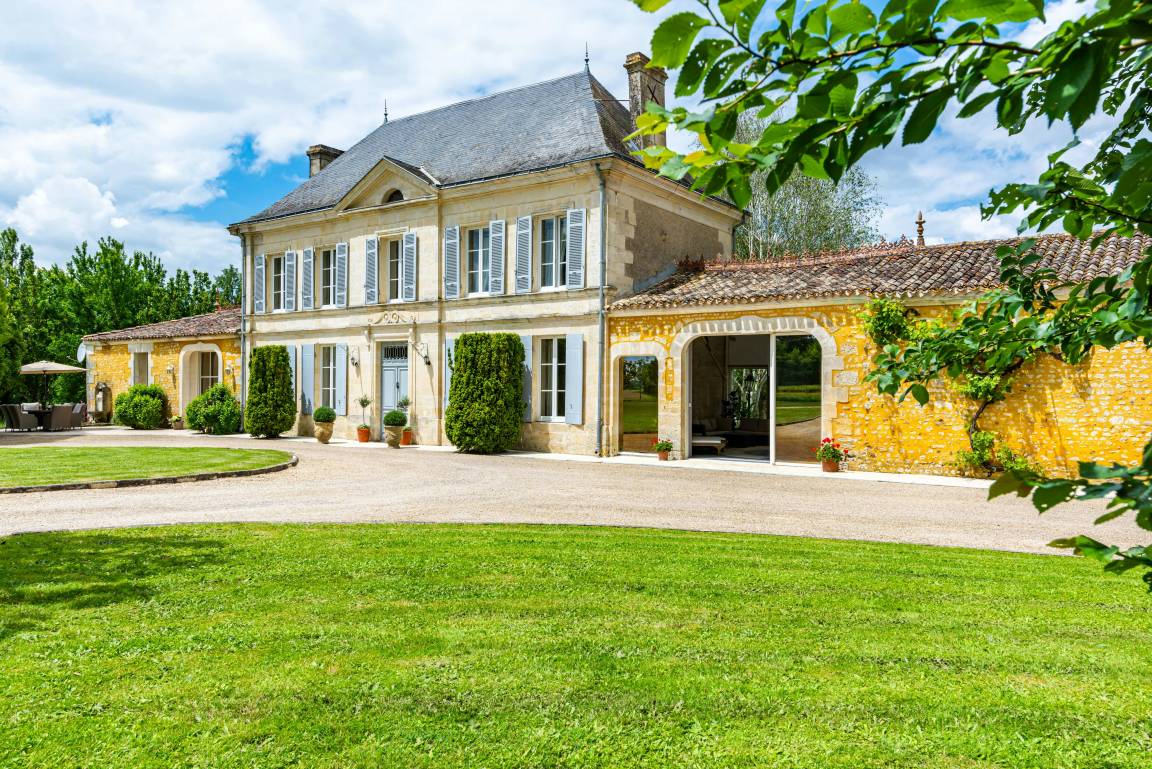 257 M² Maison De Vacances ∙ 5 Chambres ∙ 10 Personnes - Jonzac