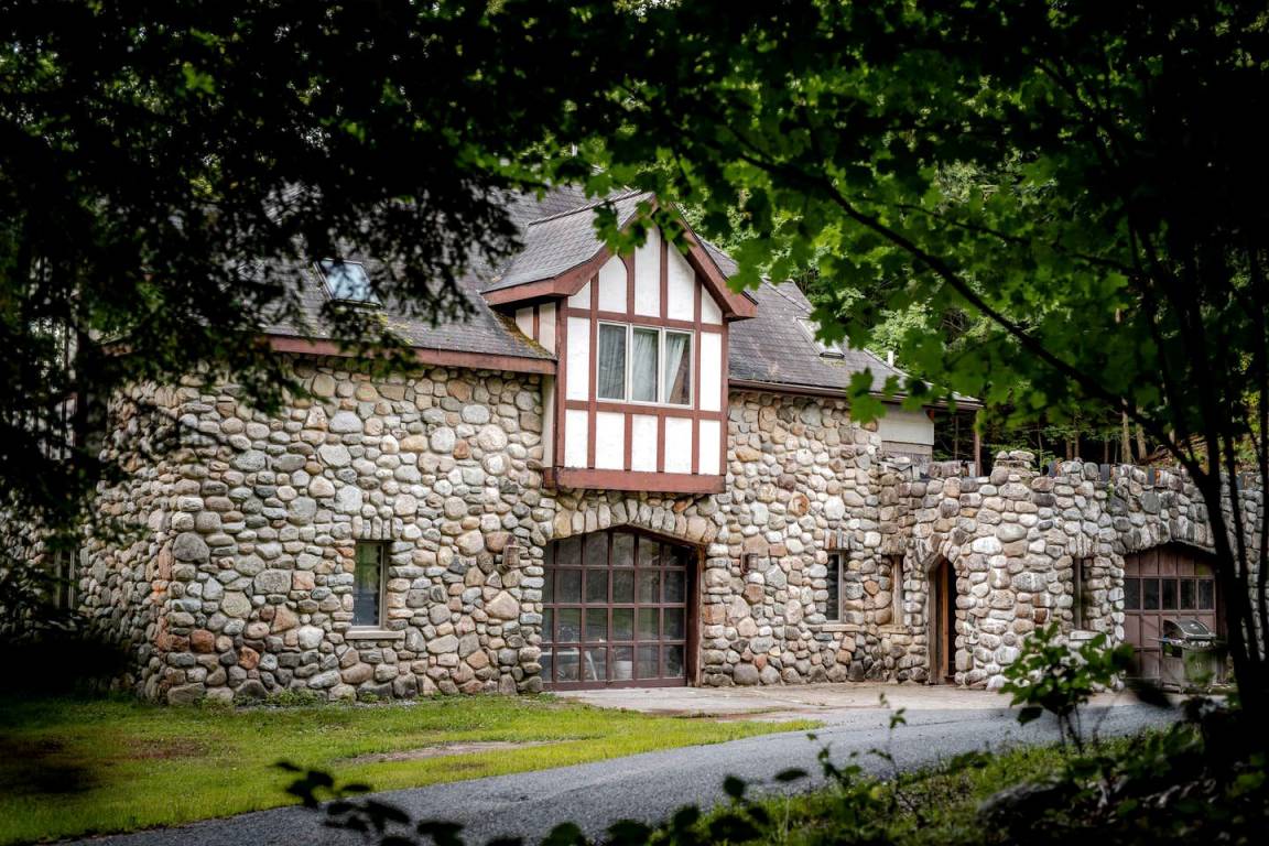 Castle ∙ 1 Bedroom ∙ 7 Guests - Bolton Landing, NY