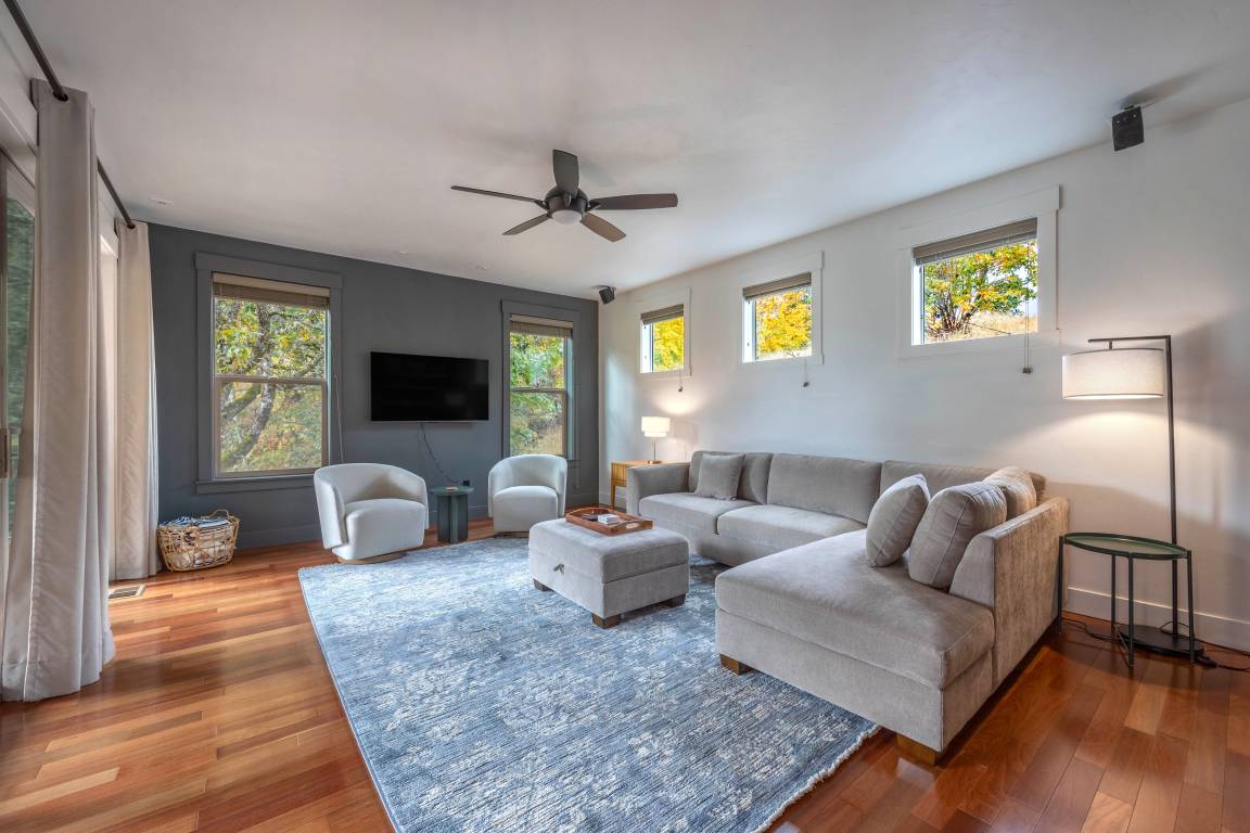 251 M² House ∙ 4 Bedrooms ∙ 7 Guests - Hood River, OR