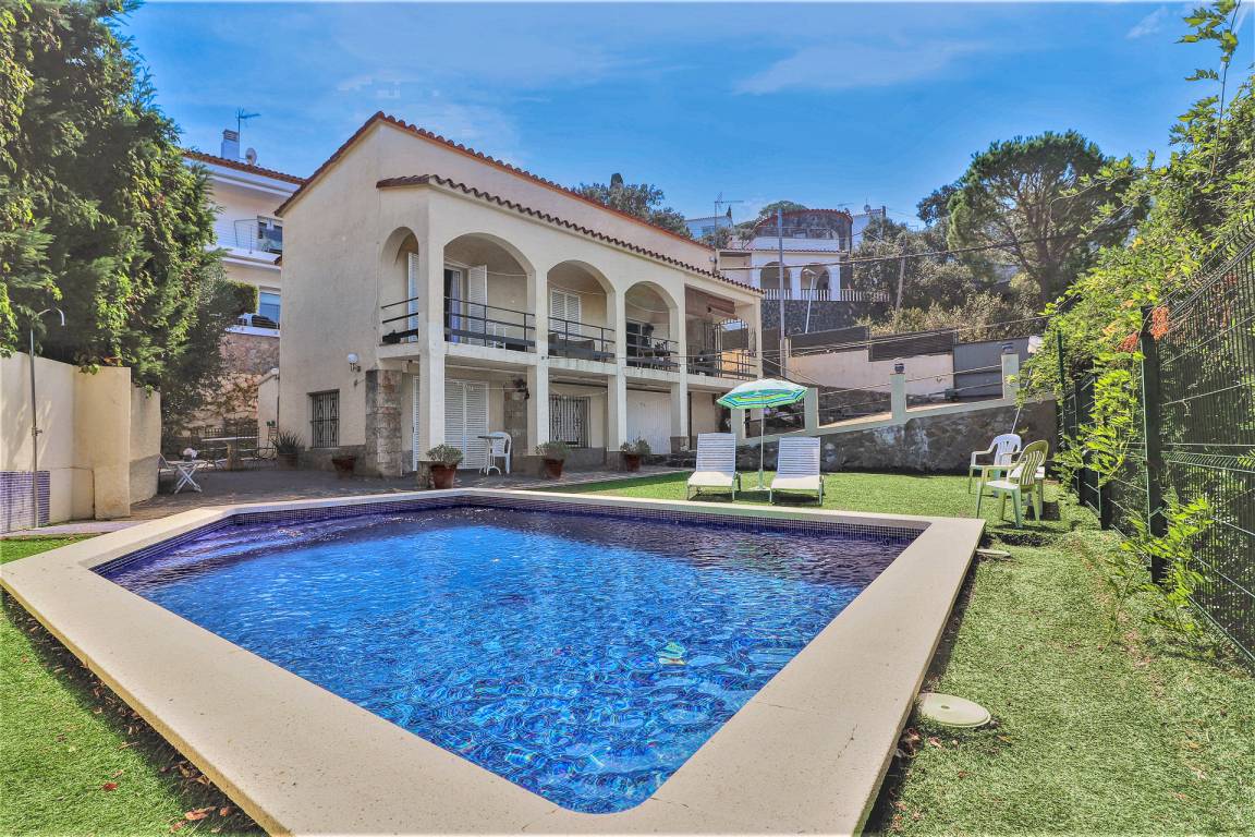 110 M² House ∙ 3 Bedrooms ∙ 6 Guests - Roses