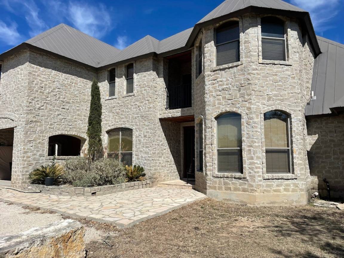 House ∙ 6 Bedrooms ∙ 22 Guests - Concan, TX