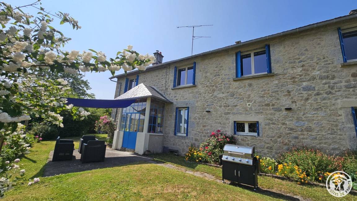 250 M² Gîte ∙ 5 Chambres ∙ 12 Personnes - Neuvic