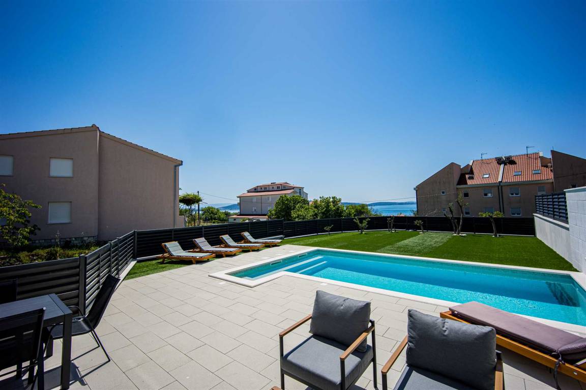 200 M² Villa ∙ 4 Bedrooms ∙ 10 Guests - Split