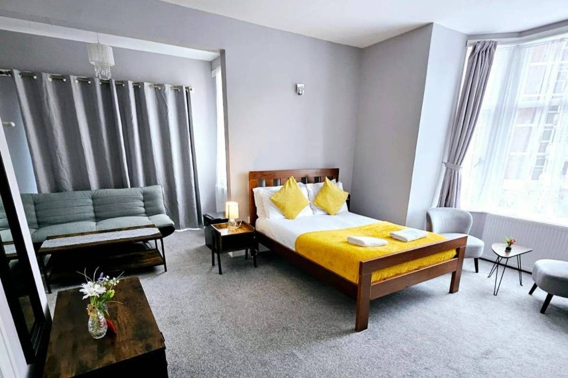 220 M² Apartment ∙ 3 Bedrooms ∙ 6 Guests - Hayling Island