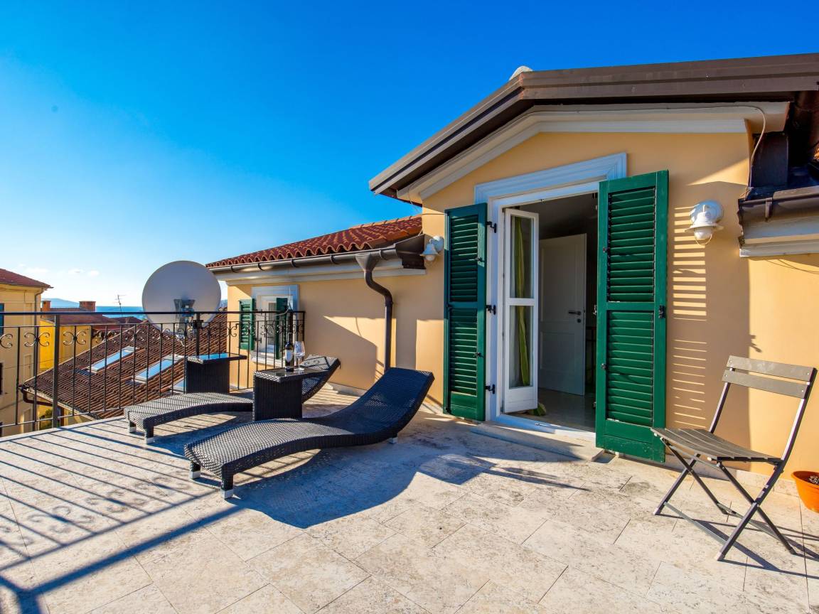 220 M² Talo ∙ 4 Makuuhuonetta ∙ 8 Vierasta - Opatija