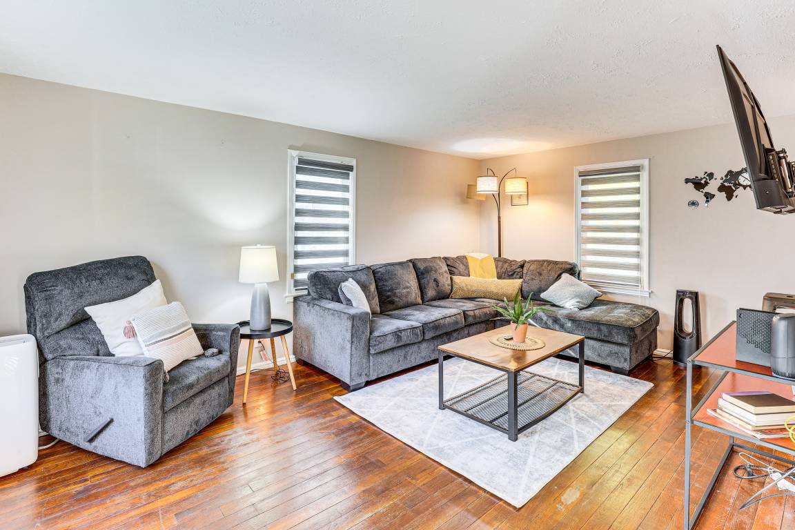 86 M² House ∙ 2 Bedrooms ∙ 6 Guests - Youngstown State University, Youngstown