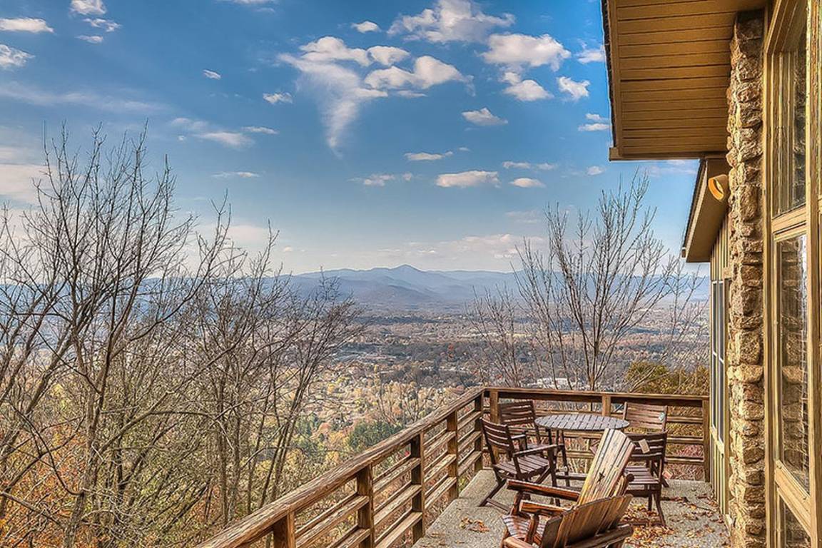 293 M² House ∙ 4 Bedrooms ∙ 8 Guests - Asheville, NC