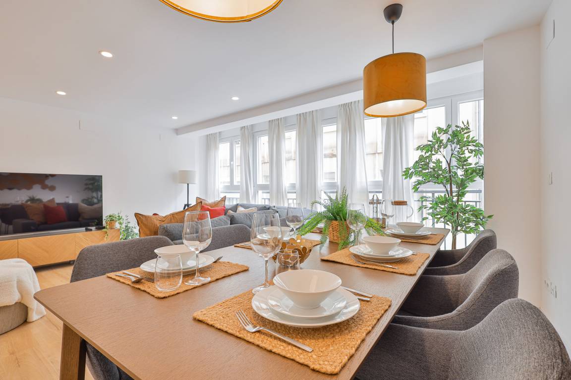 180 M² Apartment ∙ 4 Bedrooms ∙ 7 Guests - Málaga