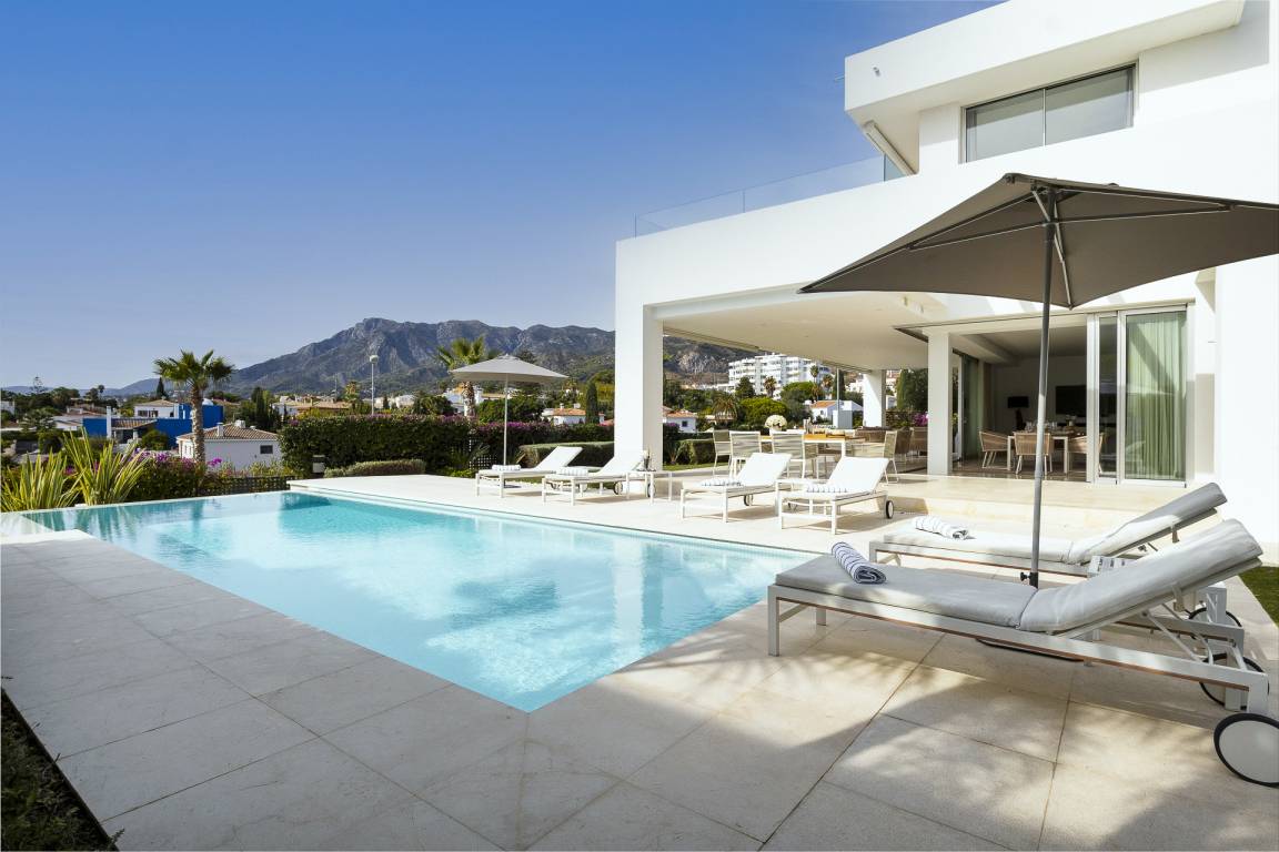 220 M² Villa ∙ 4 Chambres ∙ 8 Personnes - Marbella