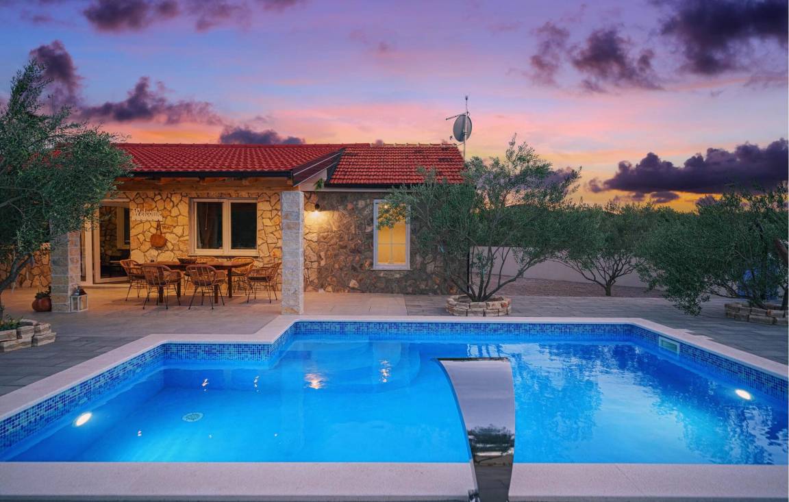 80 M² Ferienhaus ∙ 2 Schlafzimmer ∙ 4 Gäste - Pirovac