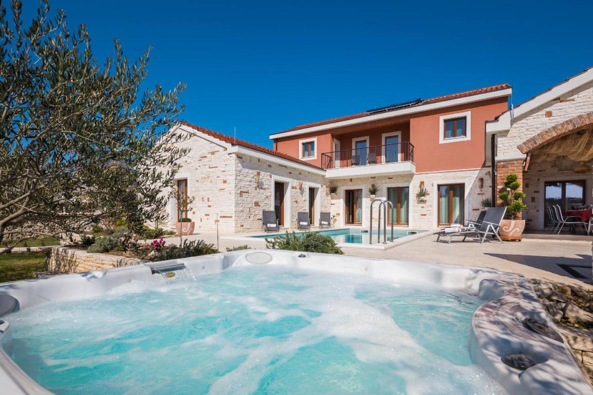 300 M² Ferienhaus ∙ 3 Schlafzimmer ∙ 8 Gäste - Šibenik