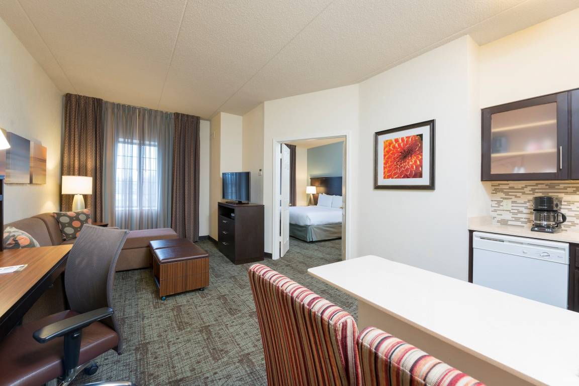 Condo ∙ 2 Bedrooms ∙ 6 Guests - Elmhurst, IL