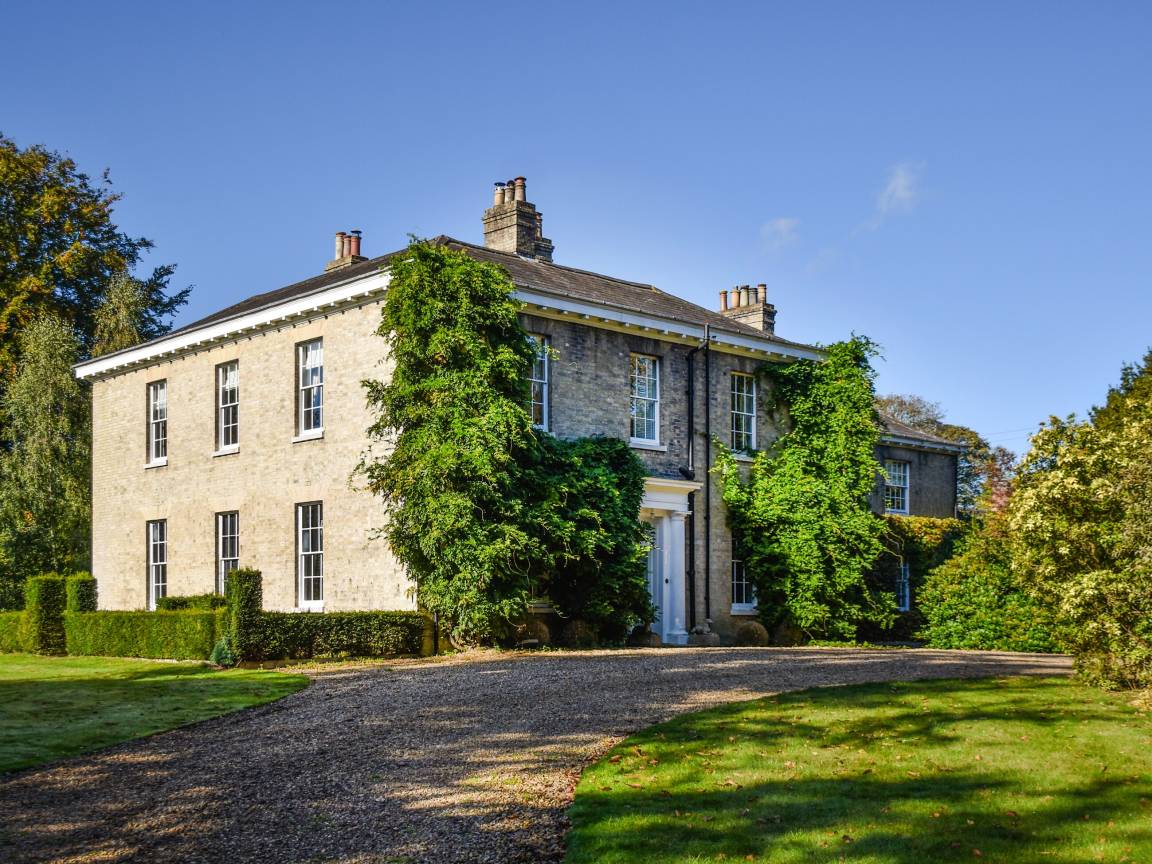 Cottage ∙ 8 Bedrooms ∙ 16 Guests - Norwich