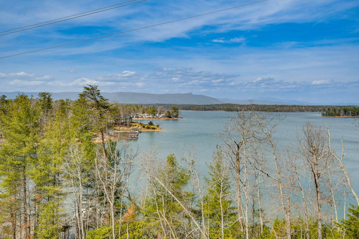 241 M² House ∙ 3 Bedrooms ∙ 6 Guests - Lake James, NC