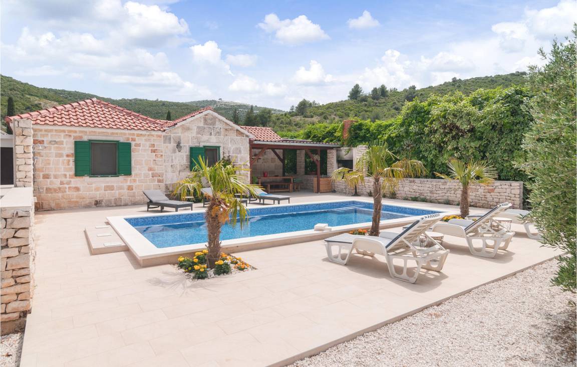 60 M² House ∙ 3 Bedrooms ∙ 5 Guests - Brač