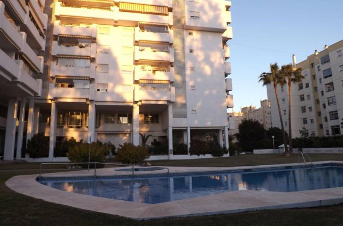 75 M² Apartamento ∙ 2 Habitaciones ∙ 5 Huéspedes - Fuengirola