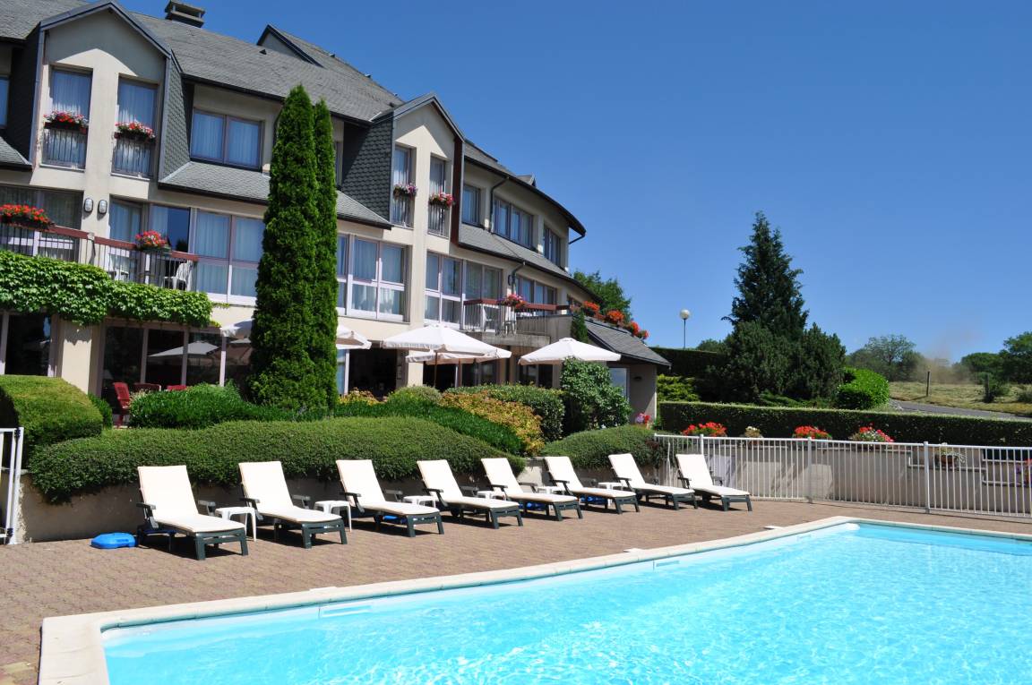 Gîte ∙ 25 Chambres ∙ 73 Personnes - Auvergne