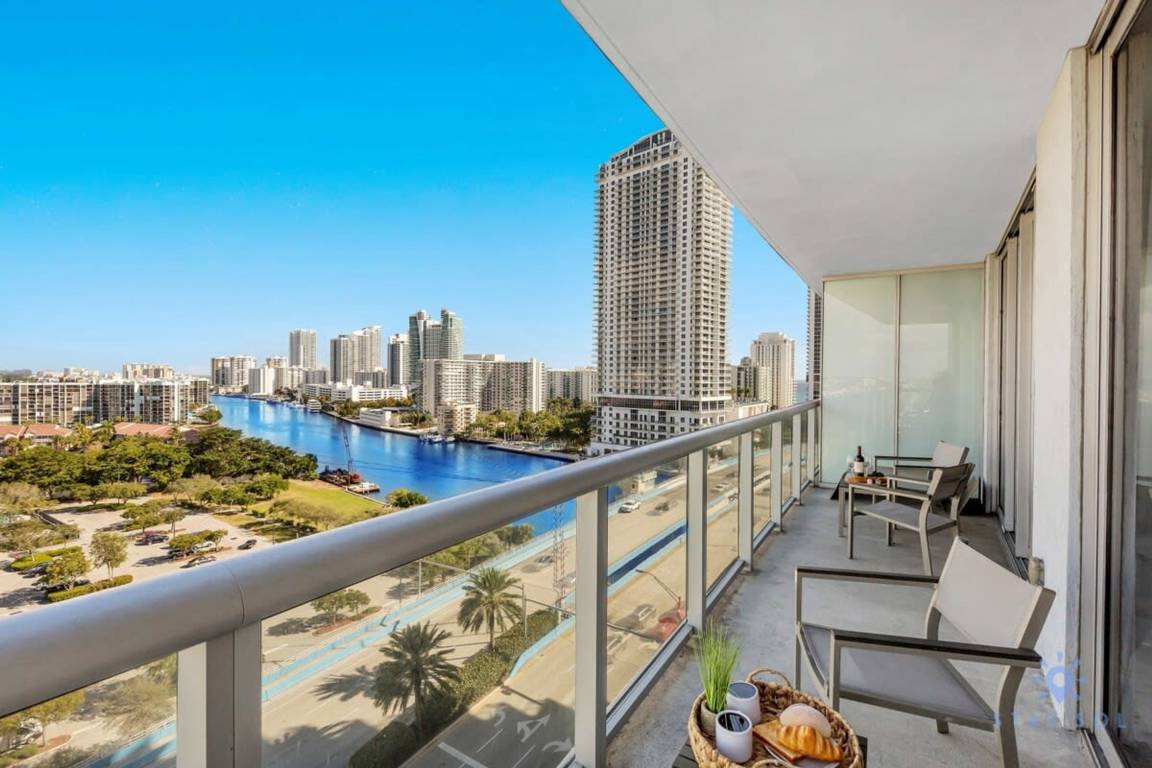 Apartment ∙ 2 Bedrooms ∙ 6 Guests - Hallandale Beach, FL