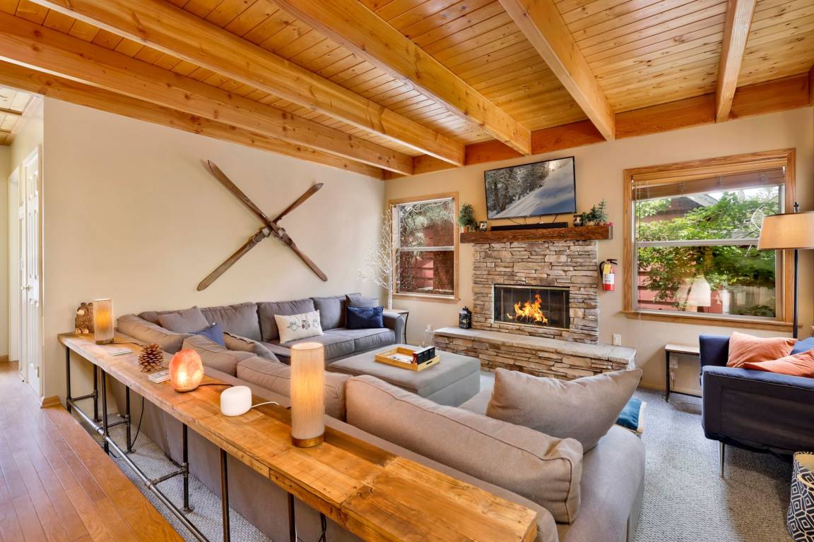 227 M² Cabin ∙ 4 Bedrooms ∙ 12 Guests - Big Bear Lake, CA