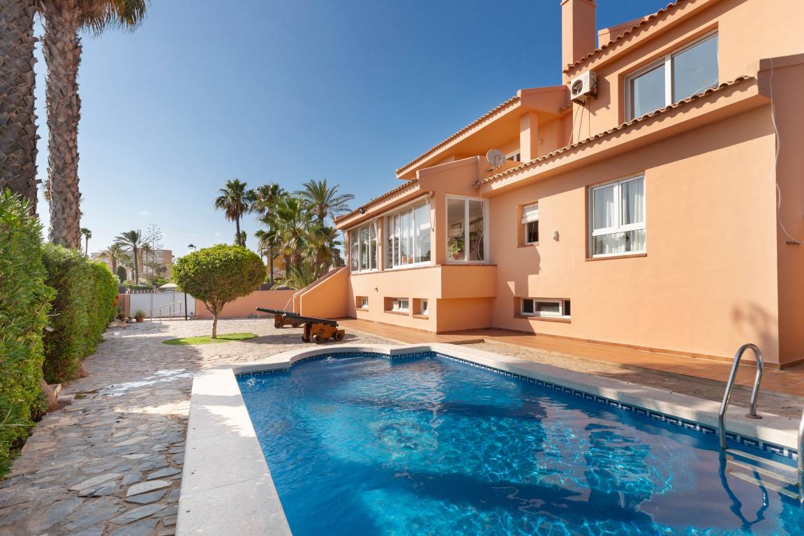200 M² Villa ∙ 5 Bedrooms ∙ 12 Guests - La Manga