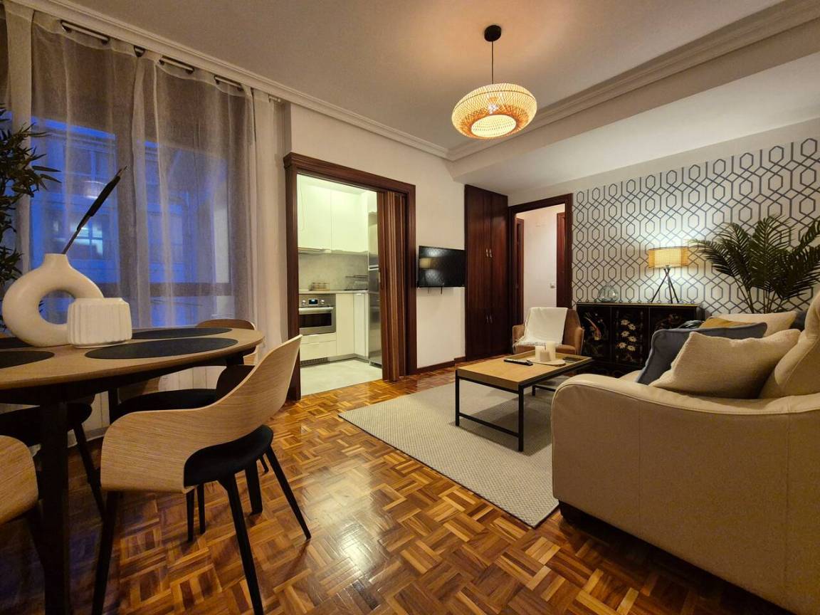 50 M² Apartamento ∙ 1 Habitación ∙ 4 Huéspedes - Oviedo
