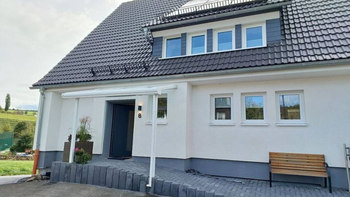 200 M² Ferienhaus ∙ 8 Schlafzimmer ∙ 12 Gäste - Hilchenbach