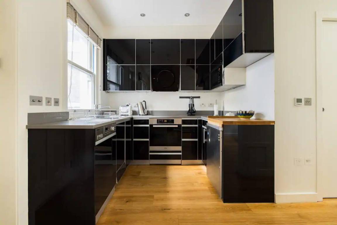 1250 M² House ∙ 2 Bedrooms ∙ 6 Guests - Barnes