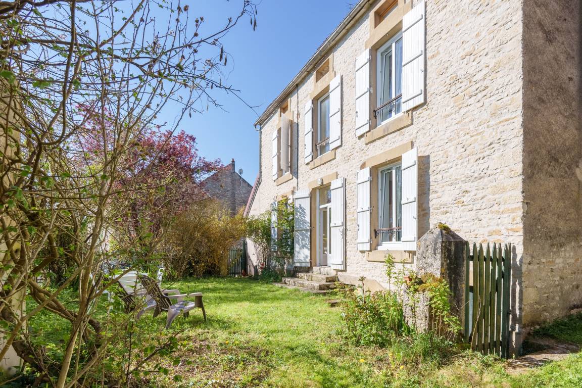 190 M² House ∙ 6 Bedrooms ∙ 10 Guests - Noyers